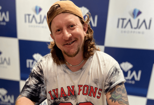 Dianho, sucesso na internet, autografa seu livro no Itajaí Shopping ...